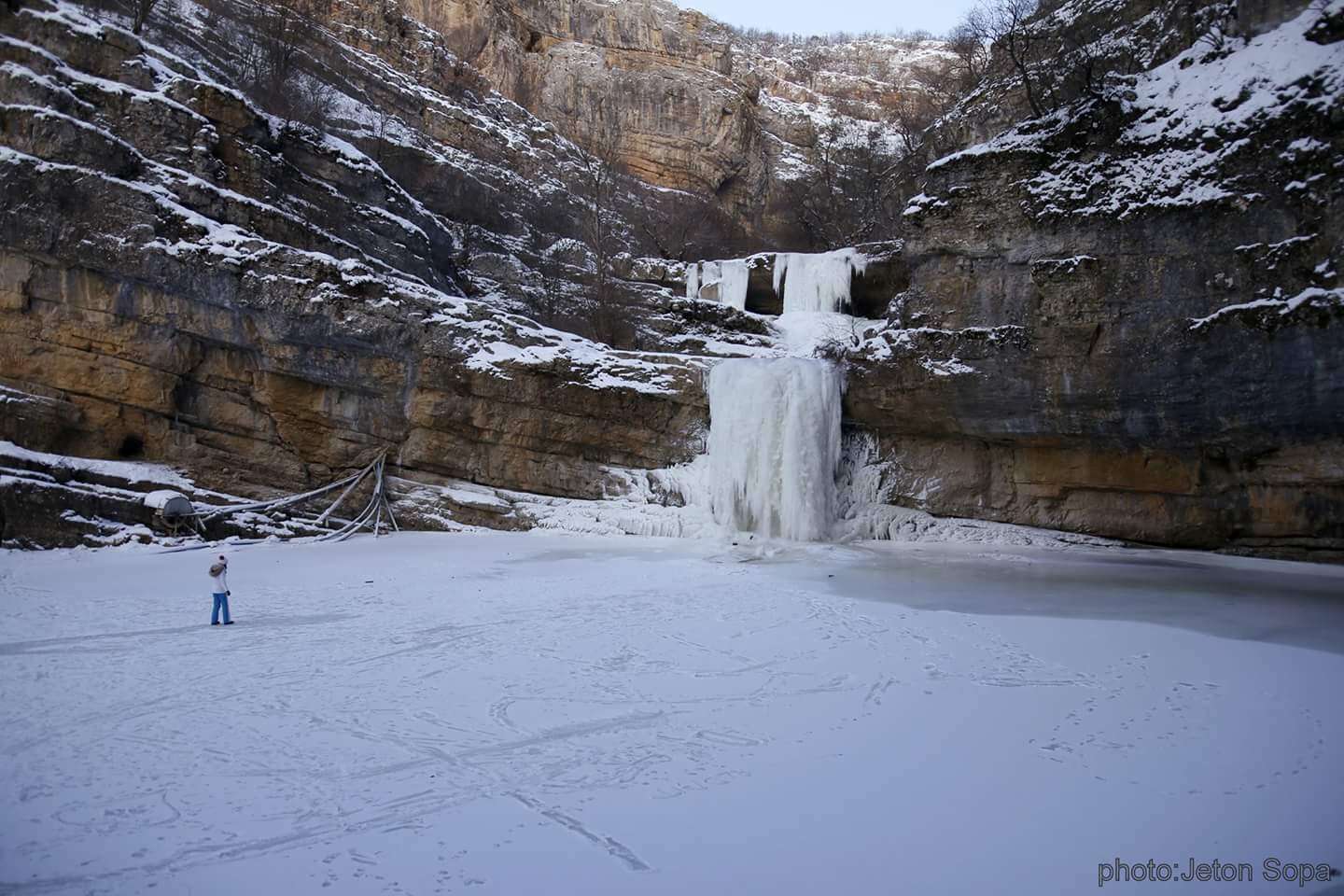 Edhe e ngrirë, Ujëvara e Mirushës është atraksion për vizitorët - Albinfo