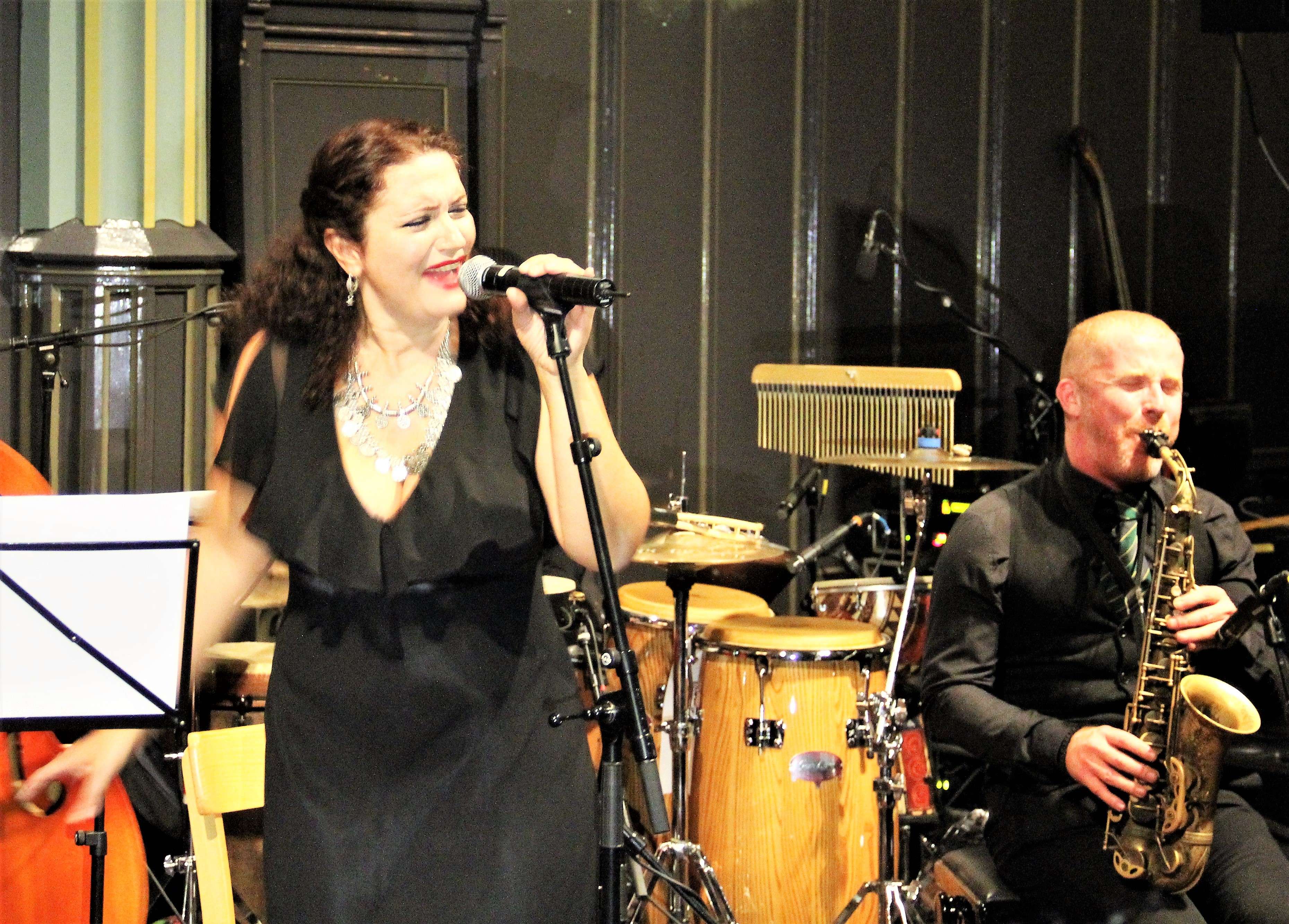 Eda Zari është "zëri i popullit të saj" që flet me gjuhën e xhazit ...