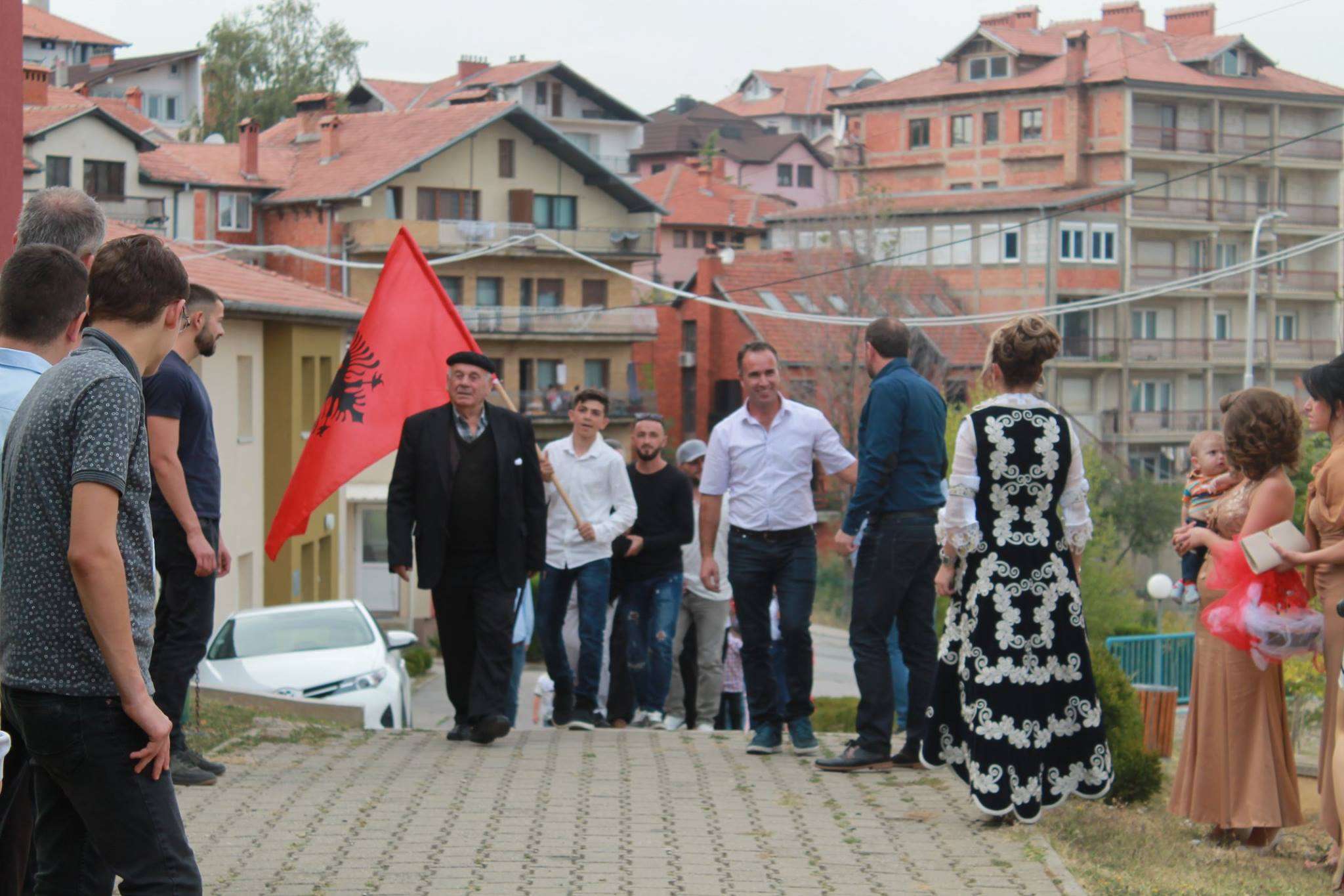 SOS Fshati i Fëmijëve martoi një vajzë, me të gjitha adetet dhe ritet e ...