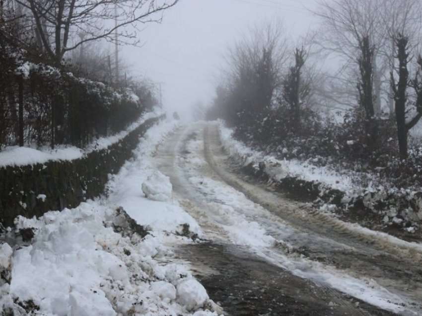Veriu i Shqipërisë bllokohet nga bora - Albinfo