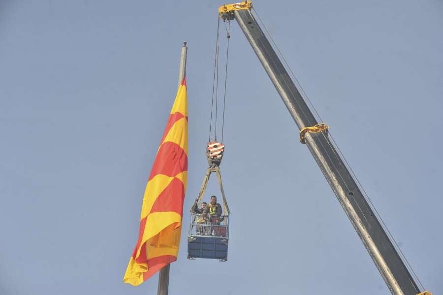 Protesta e artistit Driton Selmani, ndërron flamurin “Te rrethi” në ...