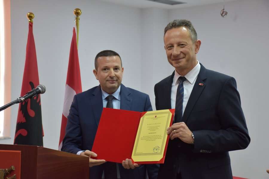 Ambasadori zviceran, ‘Qytetar Nderi’ i Beratit - Albinfo Ambasadori zviceran, ‘Qytetar Nderi’ i Beratit - Albinfo
