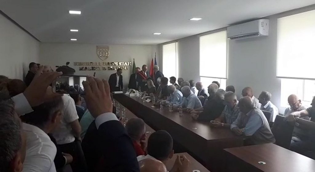 Qosja merr çmimin 'Qytetar Nderi i Malësisë së Madhe' - Albinfo