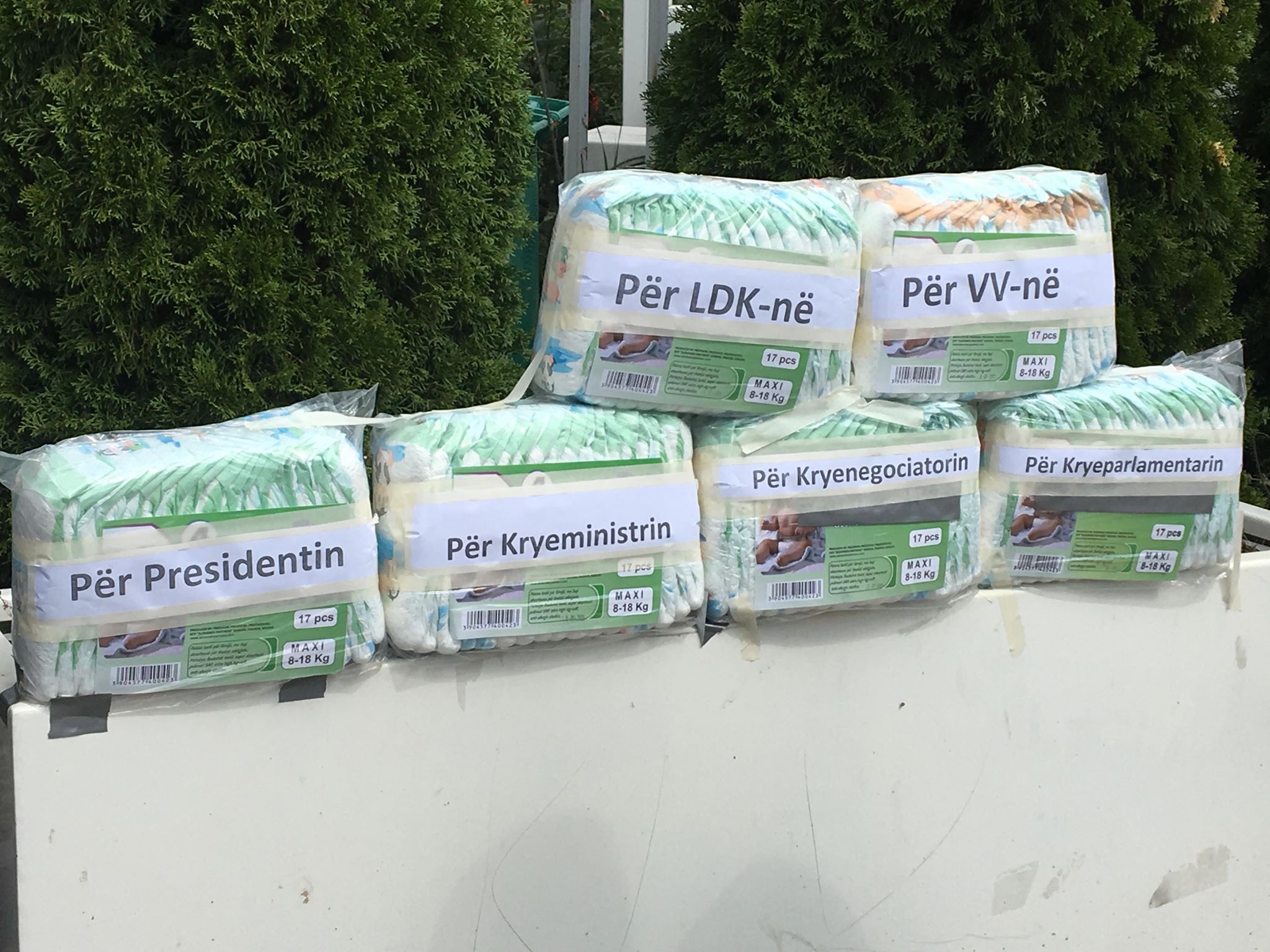 Partia “Fjala”, aksion simbolik kundër vizitës së Vuçiqit - Albinfo