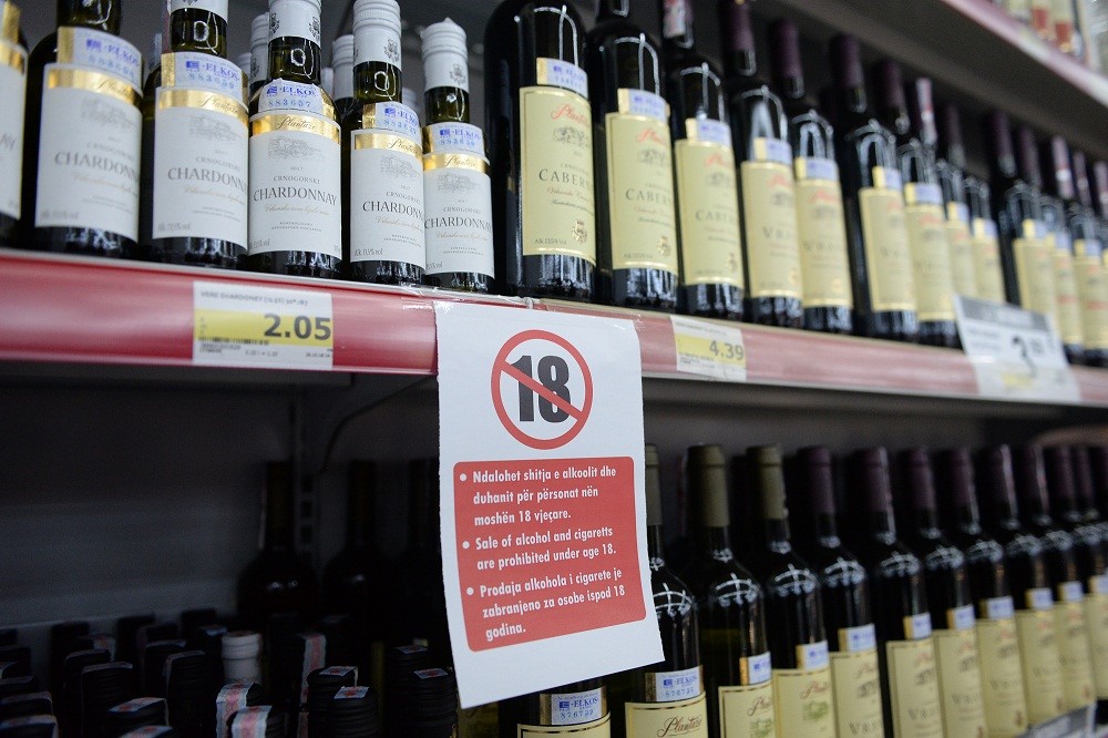 Edhe në Kosovë ndalohet shitja e alkoolit të miturve - Albinfo