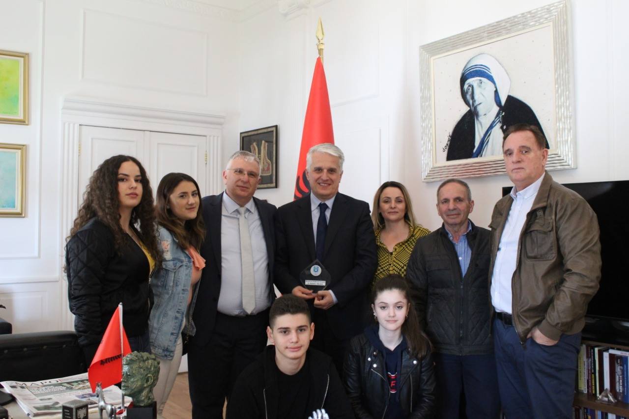 Nxënësit shqiptarë nga Suedia vizitojnë Ministrinë e Diasporës në ...