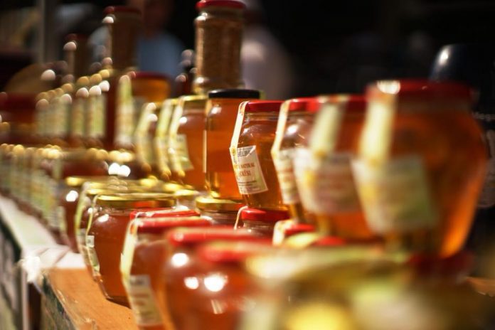 Si ndikon mjalti me qumësht në shëndet? - Albinfo