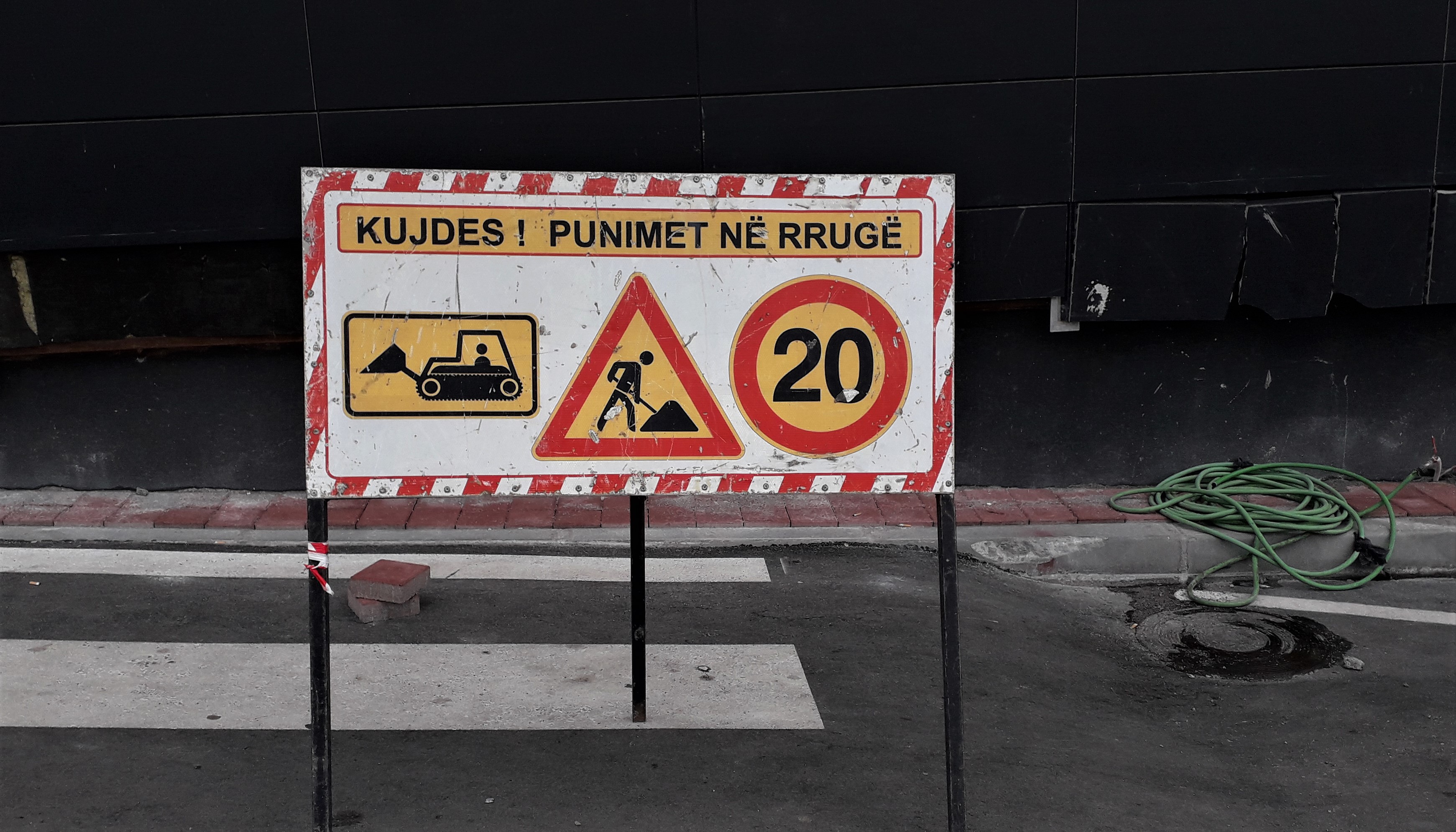 A duhet të punohet në rrugë gjatë kohës së pushimeve? - Albinfo