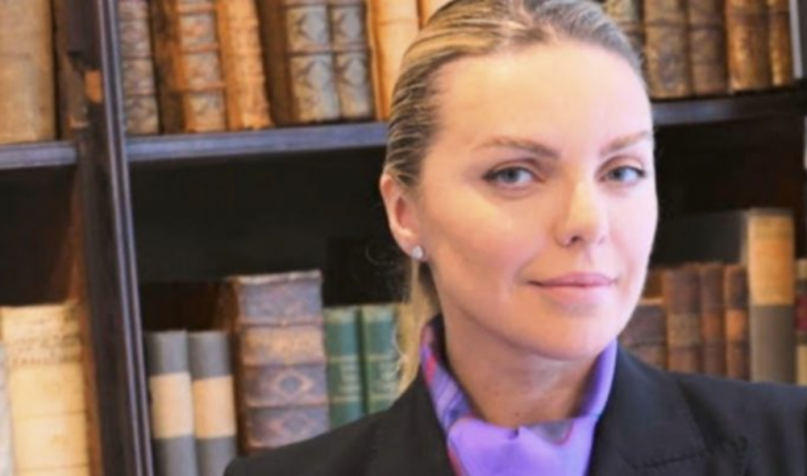 Nora V. Weller, gruaja nga Kosova në shoqërinë mbretërore të arteve në ...