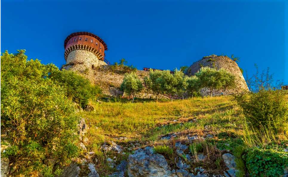 Kalaja e bukur e Petrelës, madhështore dhe me vlera të mëdha historike ...