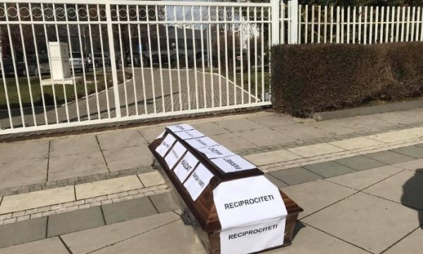 Kurtit ia vendosin një arkivol para hyrjes së Qeverisë - Albinfo