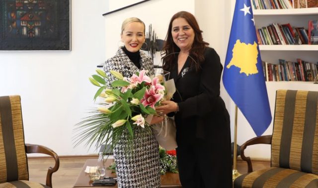 Artistët shqiptarë po e prezantojnë me sukses kulturën tonë jashtë ...