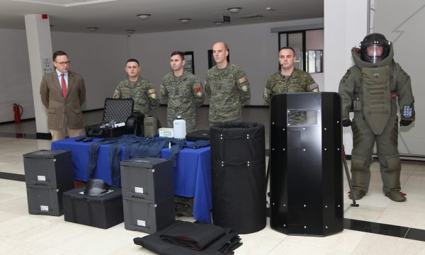 Shefi i Forcave të Armatosura gjermane dhuron uniforma ushtarake për ...