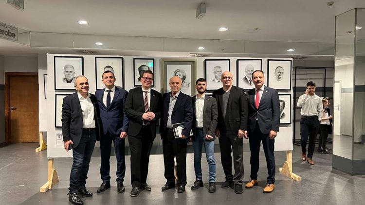 Erza Muçolli këndon në OKB - Albinfo