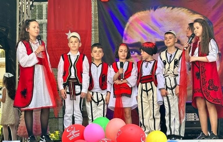 Hamburg, nxënësit shqiptarë promovojnë dinjitetshëm kulturën dhe gjuhën ...