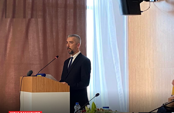 Erden Atiq merr detyrën si kryetar i Mitrovicës së Veriut - Albinfo Erden Atiq merr detyrën si kryetar i Mitrovicës së Veriut - Albinfo