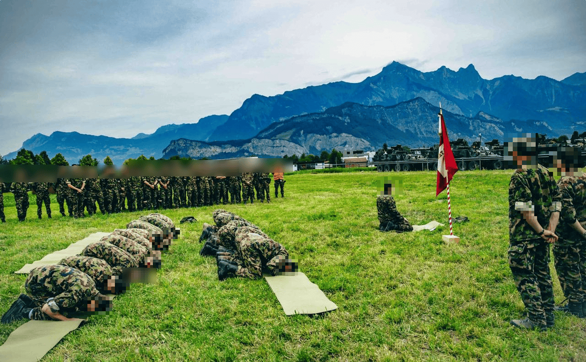 Ushtarët zviceranë falin Bajramin në terren, cilat janë reagimet e ... Ushtarët zviceranë falin Bajramin në terren, cilat janë reagimet e ...