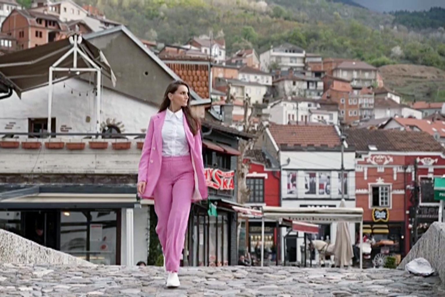 Shqipe Sylejmani zeigt den Schweizern in der SRF-Serie das wunderschöne ...