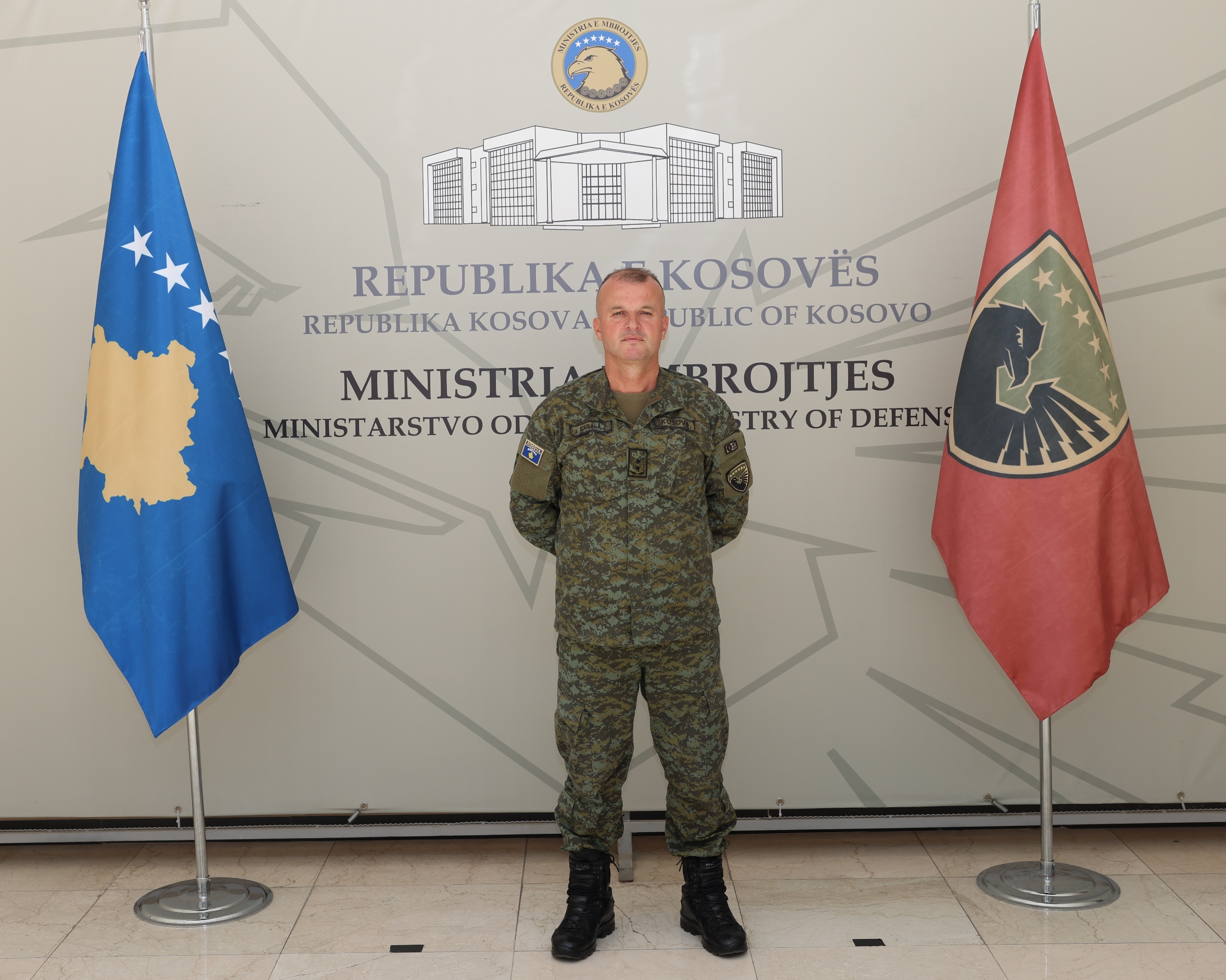 Nënkoloneli i FSK-së, shpëton nënën dhe vajzën e saj nga mbytja në ...