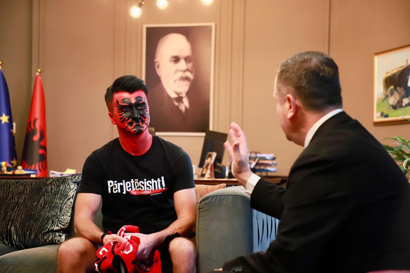 “Fytyra me shqiponjë”, tifozi nga Struga që jeton në Zvicër bëhet me ...