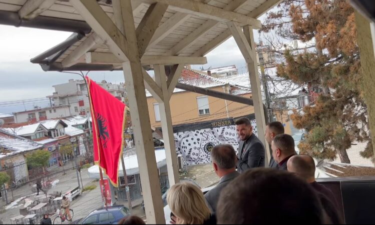 28 Nëntori, flamuri shqiptar vendoset në godinën e Këshillit Kombëtar ...