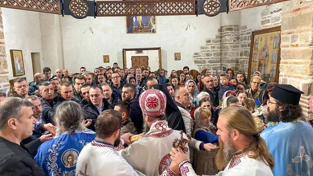 Kisha Ortodokse Serbe mbajti meshë në manastirin e Banjskës - Albinfo