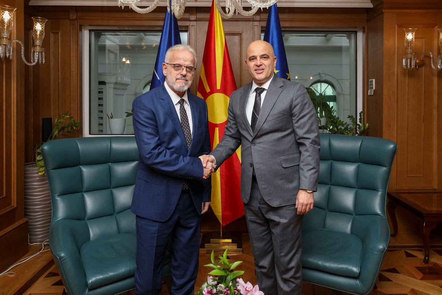 Talat Xhaferi merr zyrtarisht detyrën, kryeministri i parë shqiptar i ...