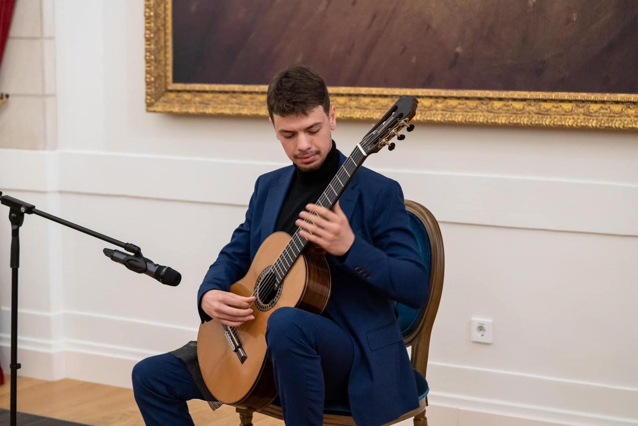 Diari, rrugës për t’u bërë një kitarist me renome botërore - Albinfo