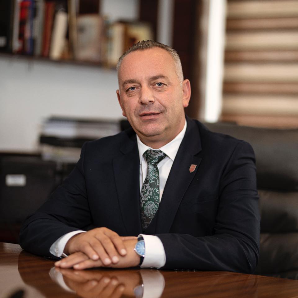Ramosaj reagon pas vendimit për pronat rreth Manastirit: Deçani përsëri ...