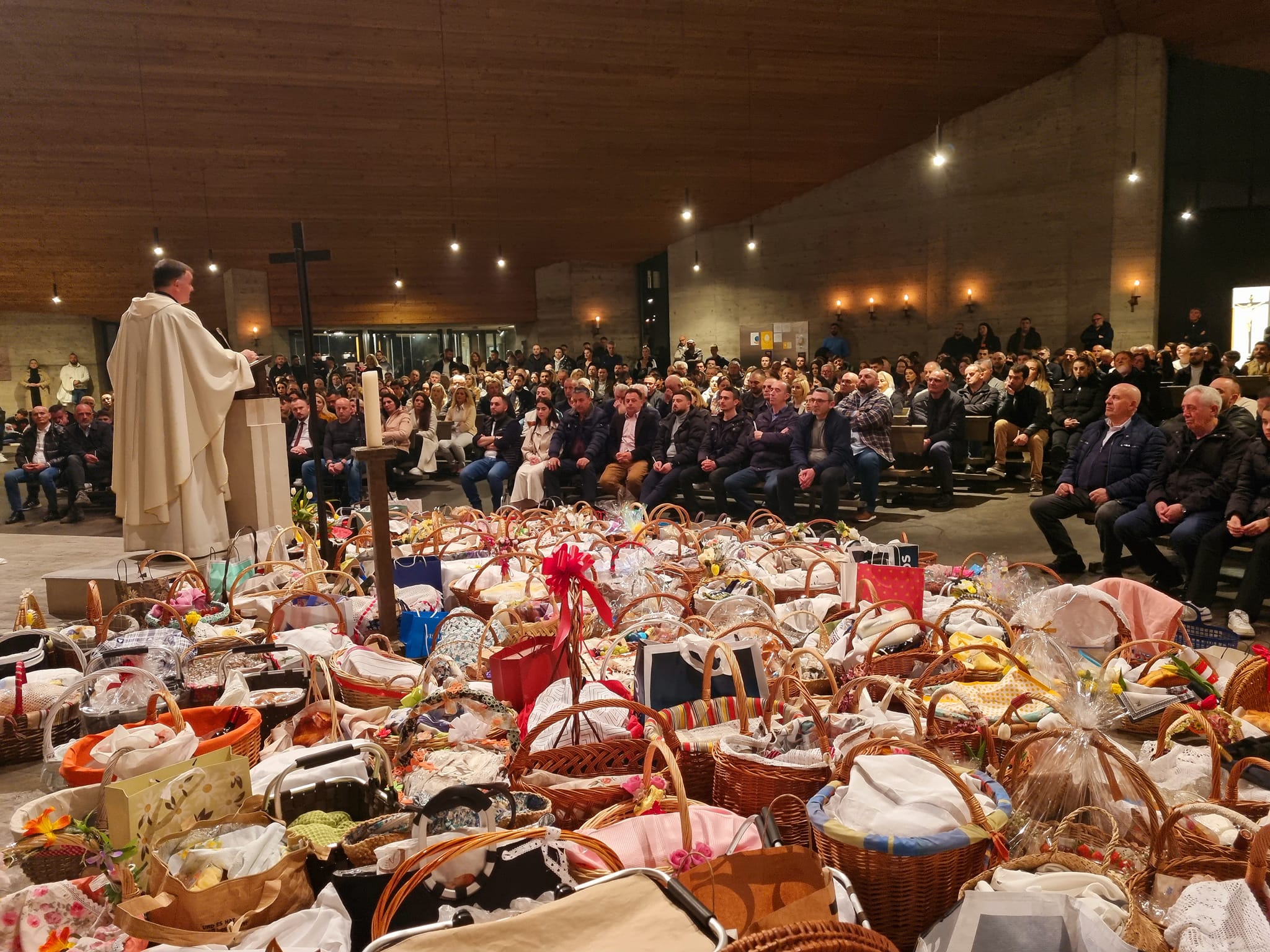Kështu po festohen Pashkët nga besimtarët katolikë shqiptarë në Zvicër ...