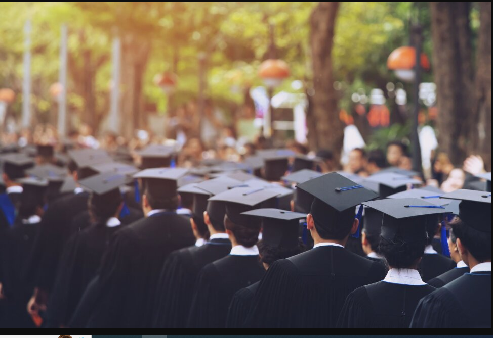 Argjent Latifi diplomon në njërin prej universiteteve më të njohura në ...