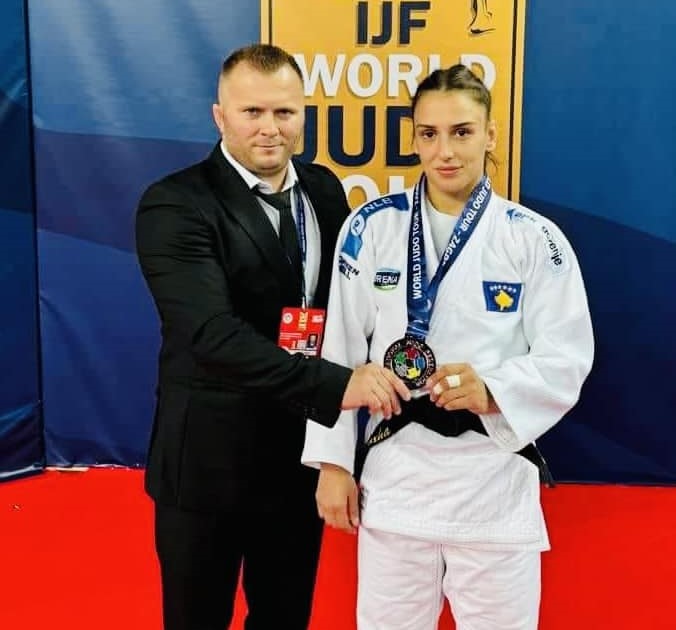 Flaka Loxha fiton medaljen e parë elitare - Albinfo