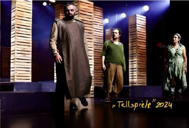 Arianit Shaqiri, një aktor shqiptar në dramën "Wilhelm Tell" të teatrit ...