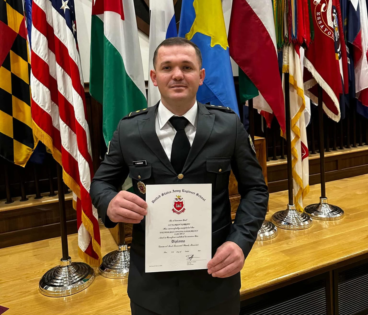 Un officier des Forces de Sécurité du Kosovo obtient son diplôme aux ...