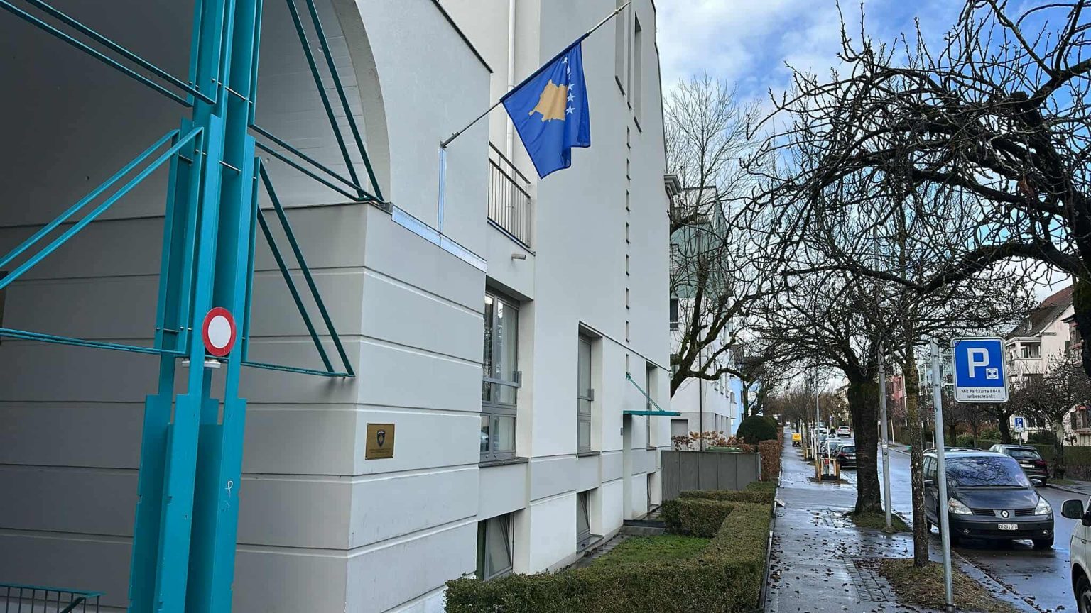 Konsullata e Kosovës në Cyrih ul flamurin në gjysmë shtize në nderim të ...