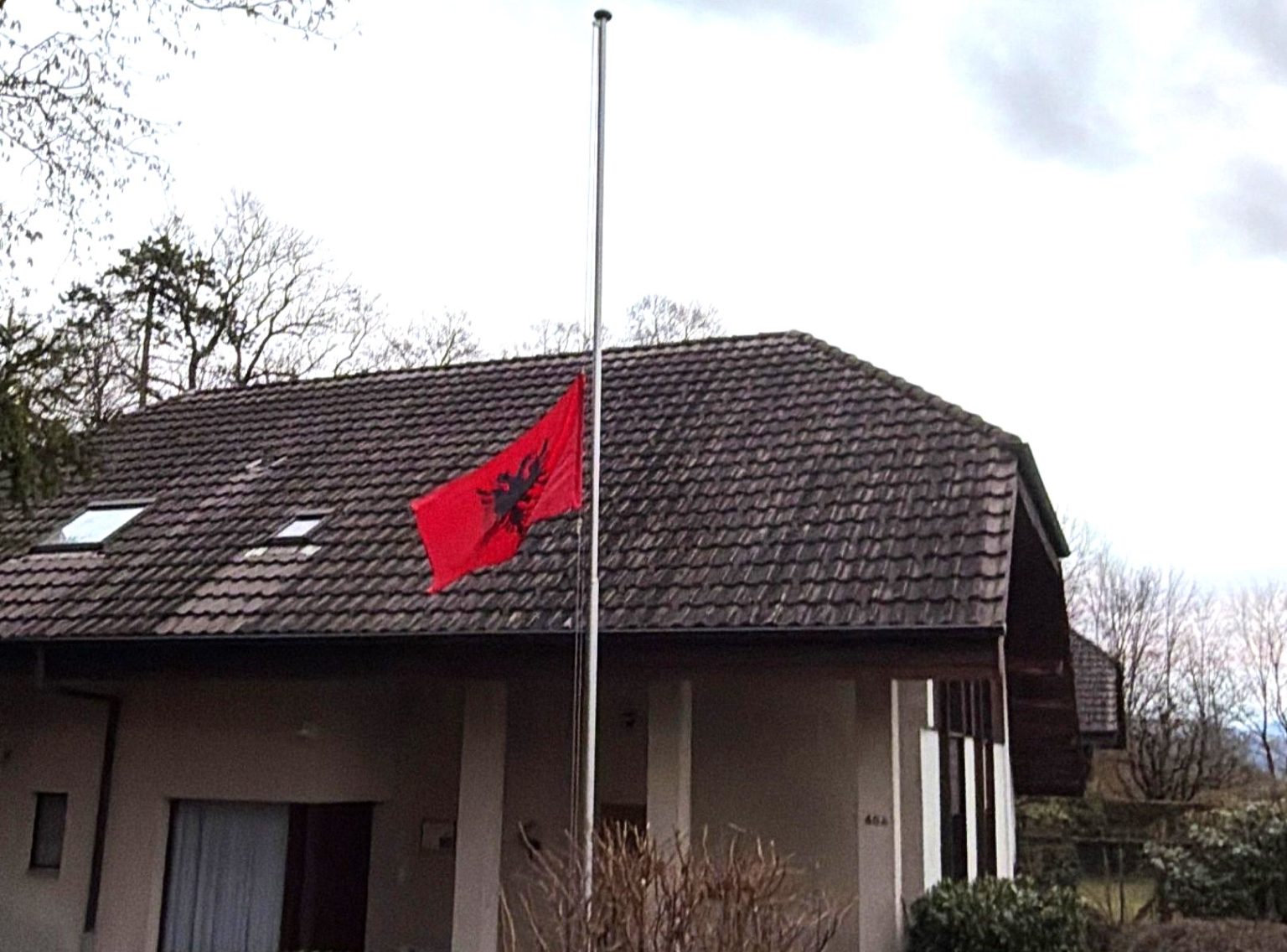 Ditë kombëtare zie në Zvicër edhe Ambasada e Shqipërisë në Bernë ul ...