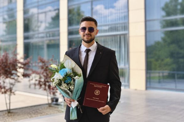 Vetëm 22 vjeç, Jeton Sinani diplomon me notën 10 dhe merr titullin ...