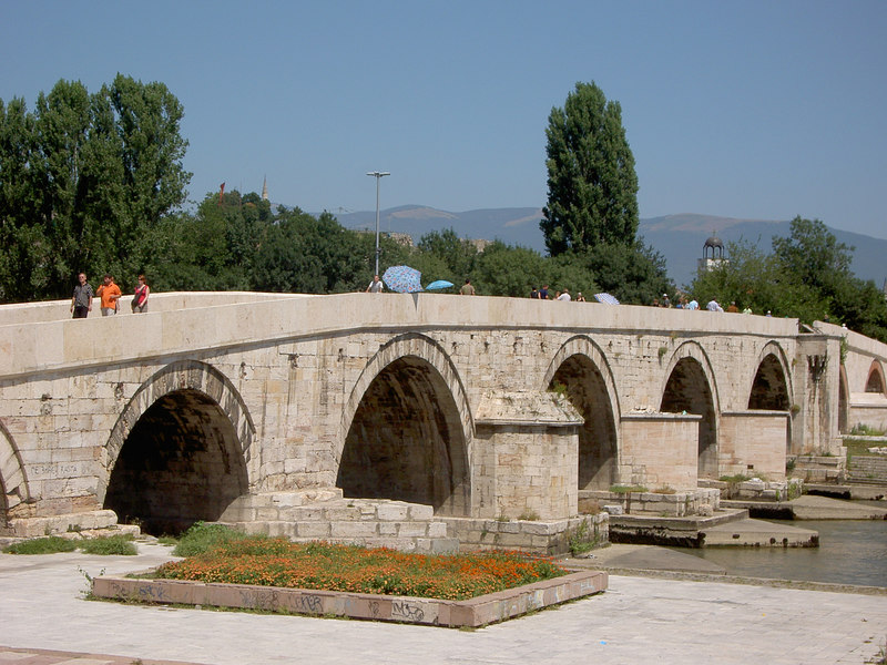 Ura e gurit në Shkup, rrezikon të shembet - Albinfo