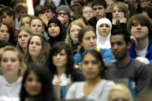 Hulumtim: Dallime të mëdha kulturore të migrantëve në Gjermani - Albinfo