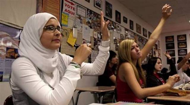 Shamitë në shkolla, konfuzion në Kosovë - Albinfo